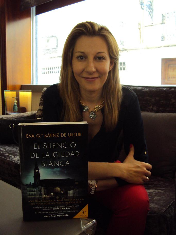 MALETA DE LIBROS: EVA GARCÍA SÁENZ DE URTURI: «Me gusta mucho ir a los ...