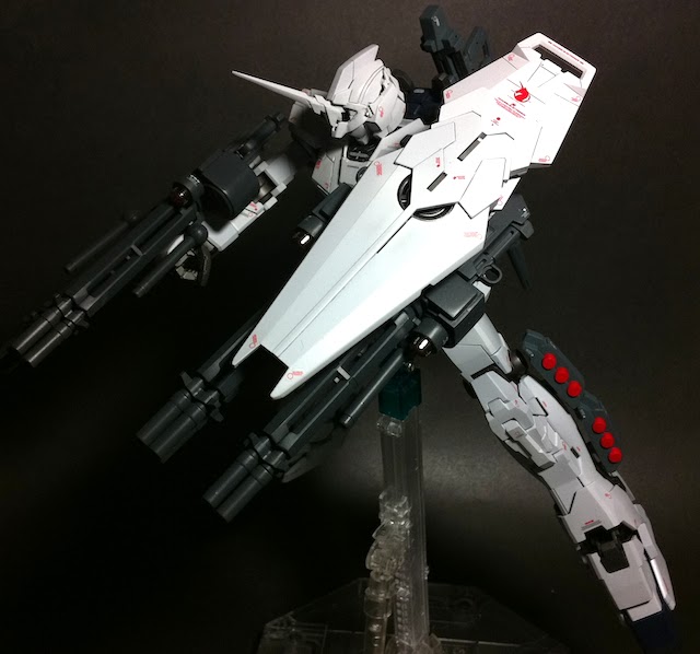 MG 1/100 Unicorn Gundam with MS Cage - Custom Build