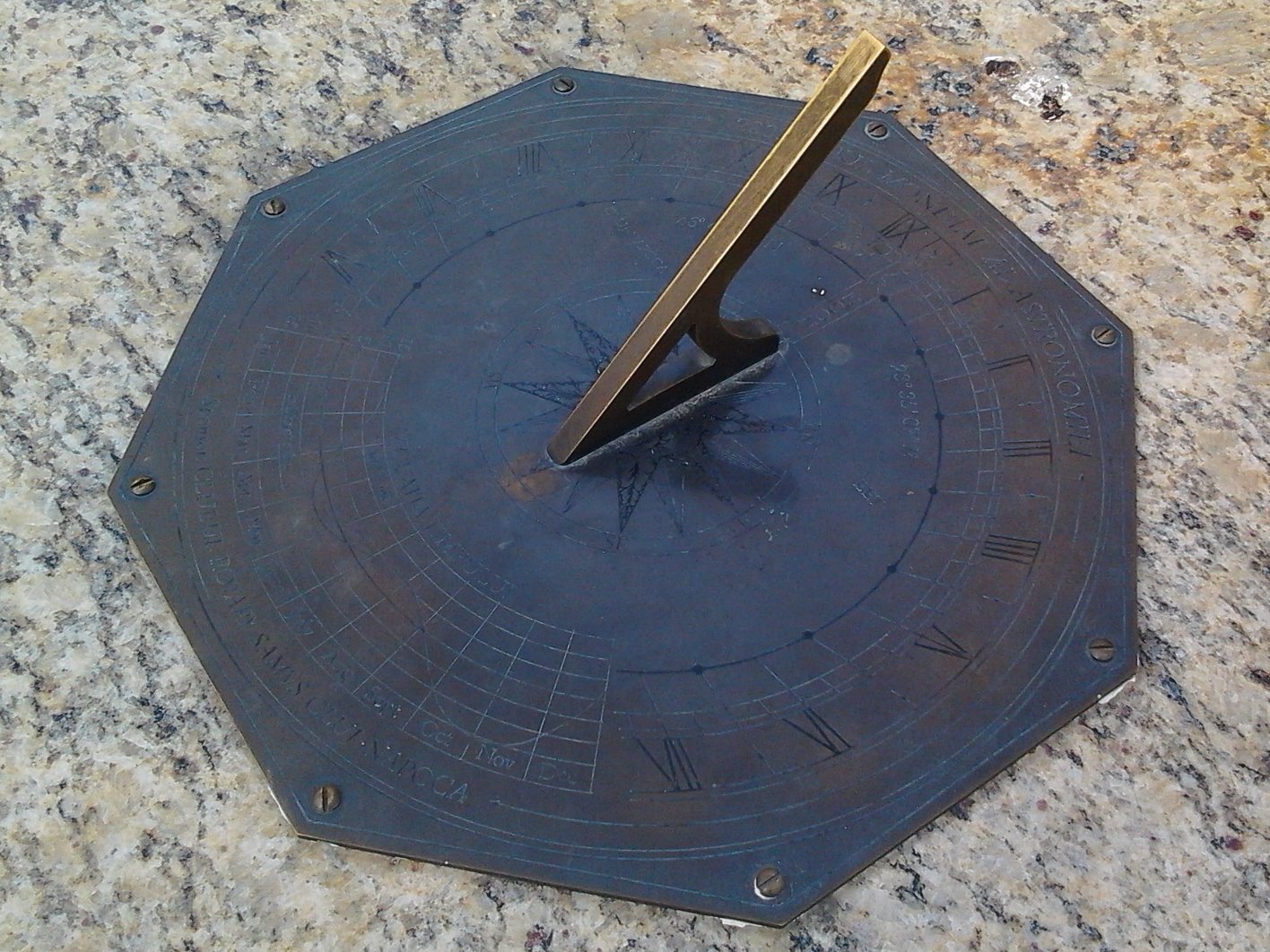 Cercul de stele: Cadran solar măcinat de timp