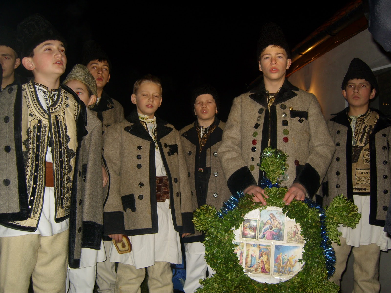 FOTO: Obicei minunat de Crăciun lângă Mediaș. Tinerii vestesc Nașterea ...