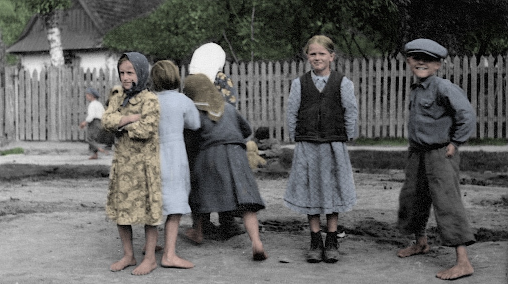 Life During World War II – 28 Stunning Colorized Pictures of Children ...