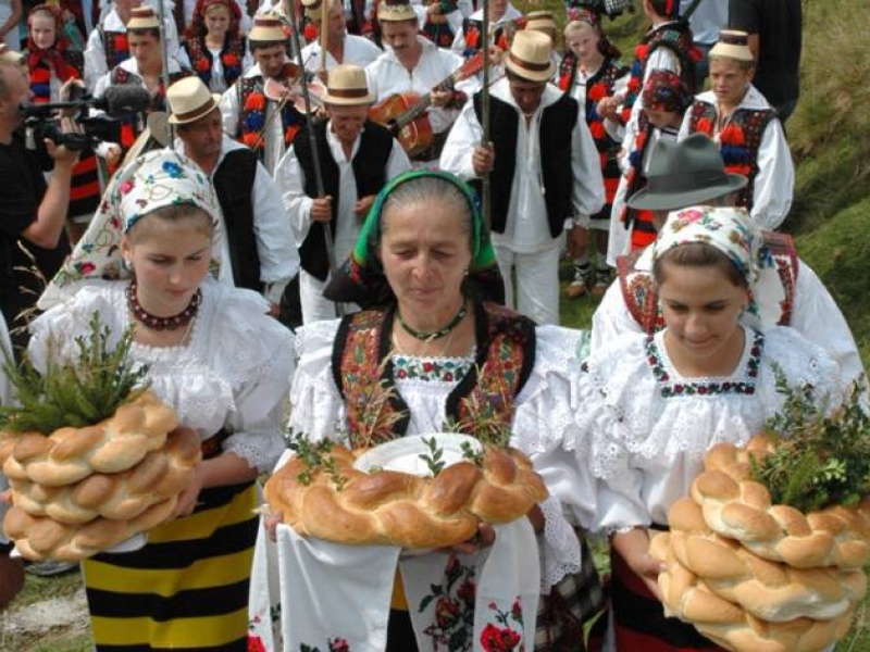 Valentin Roman: Nedeile - mister ancestral al unităţii poporului român