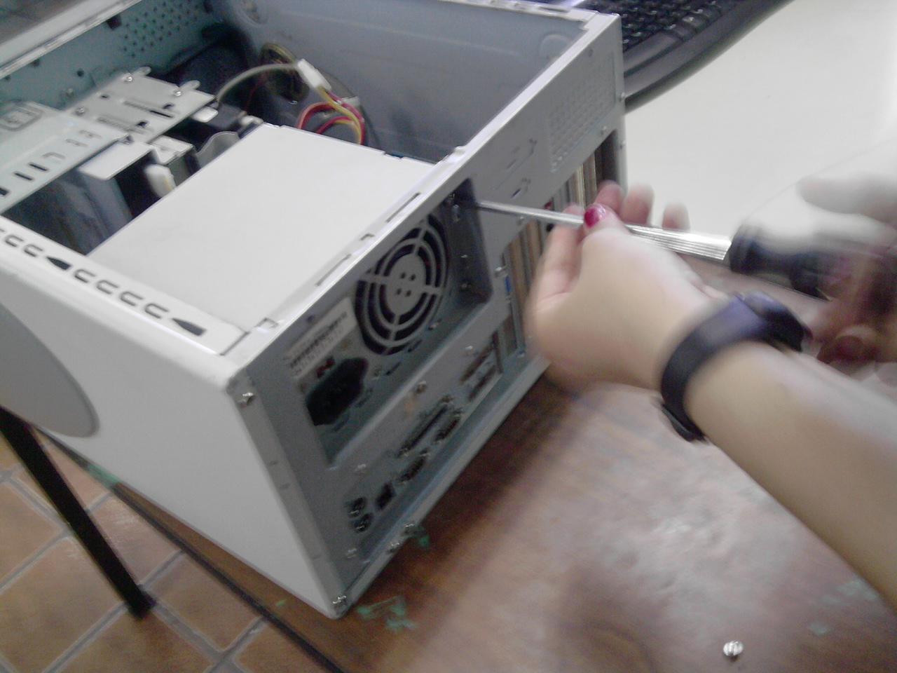 Pasos para limpiar una fuente de poder: Pasos para limpiar una fuente ...