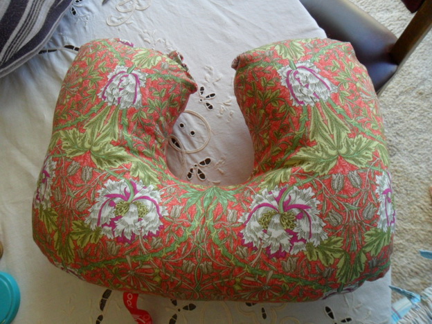 Simply Sue's Simple Diary: Neck Pillow Tutorial