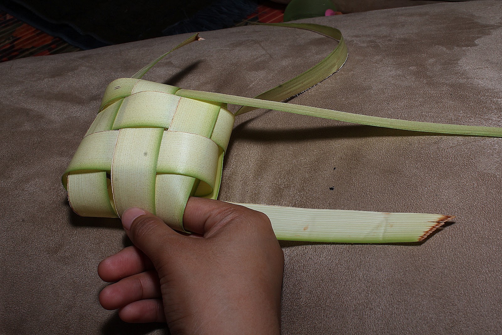 make me fresh: Cara menganyam ketupat bawang