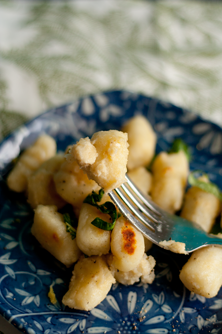 TASTY TRIX: No-Egg Gnocchi with Roasted Garlic Cashew Nut "Cheese" {Vegan}