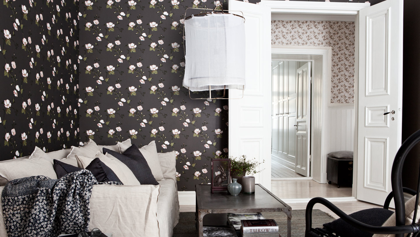 Keltainen talo rannalla: Persoonallisia koteja ja tapetteja