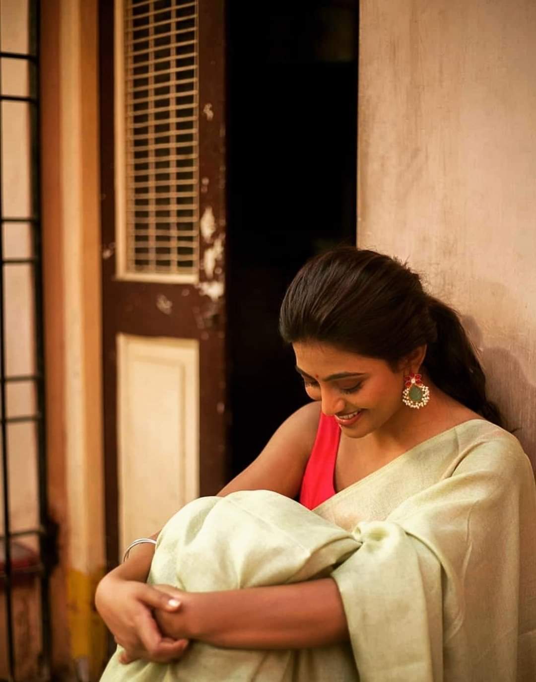 Kayal Anandhi Elegant Sleeveless Saree Pics