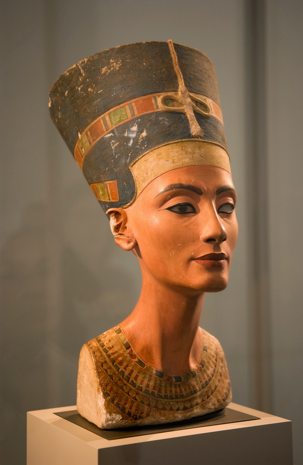 Historia y Evolución de los Museos: El Busto de Nefertiti; ¿propiedad ...