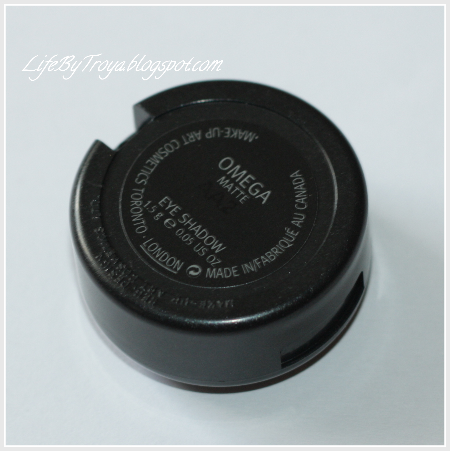 Review:: MAC Omega eyeshadow - Troya's Land