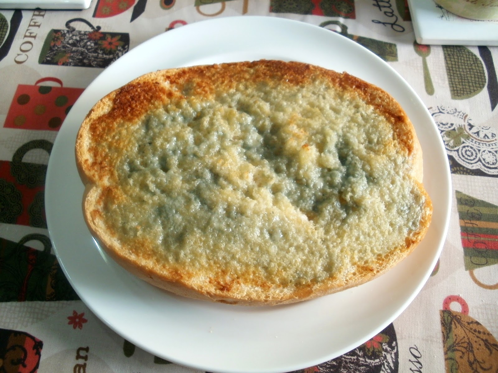 Los Antojos de Clara: Tostada con queso azul gratinado
