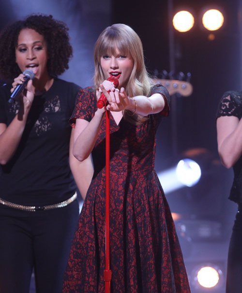 Gossip Journal: Taylor Swift performs On Talk Show "Skavlan"
