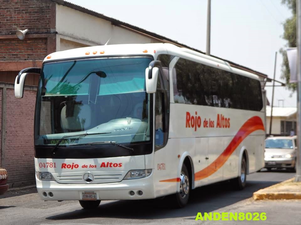 ANDEN 8026 EL LADO AMABLE DEL AUTOBUS: 2366 CAMIONES ROJOS DE LOS ALTOS