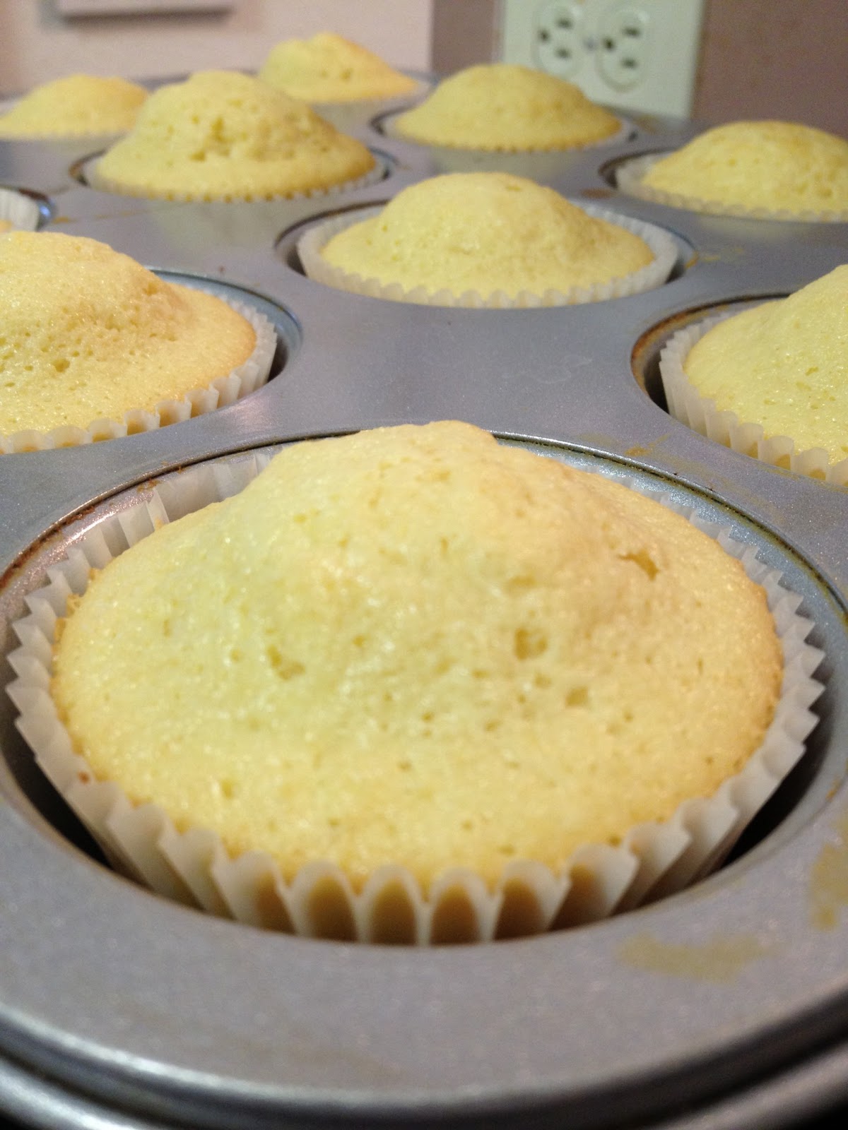 Tracy Cooks in Austin: Quick and easy vanilla cupcakes