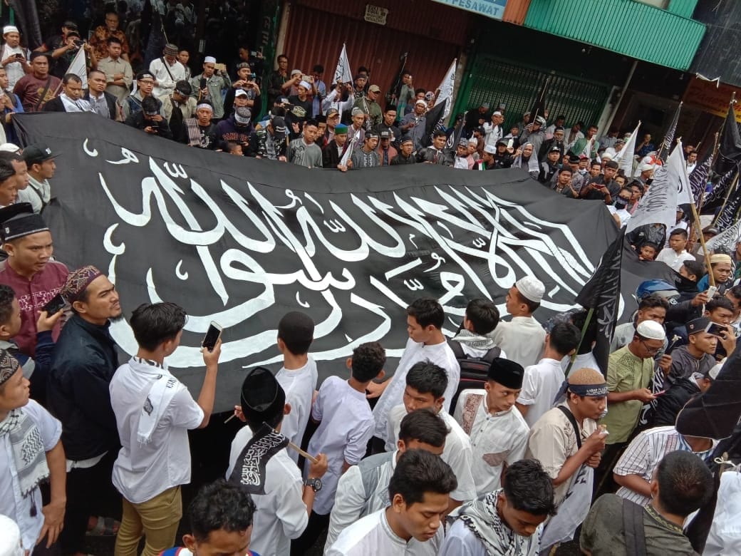 Al Liwa' dan Ar Rayah Raksasa Hiasi Parade Tauhid di Medan