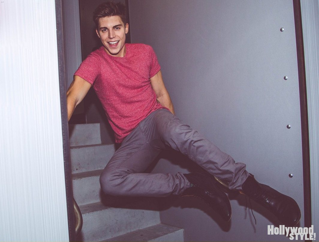 Nolan Gerard Funk: Nueva Sesión de Fotos para la Revista NKD ...