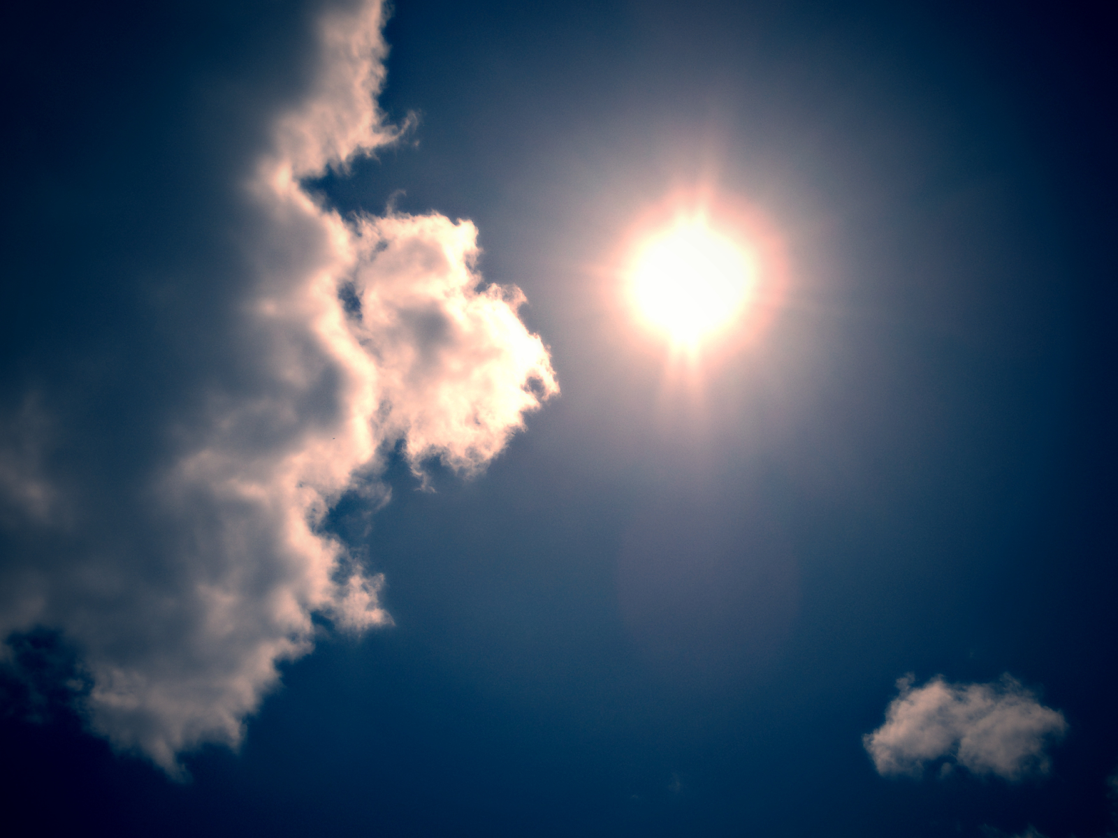 Lucie white living: Slunečno místy prší a to vše s duhou!