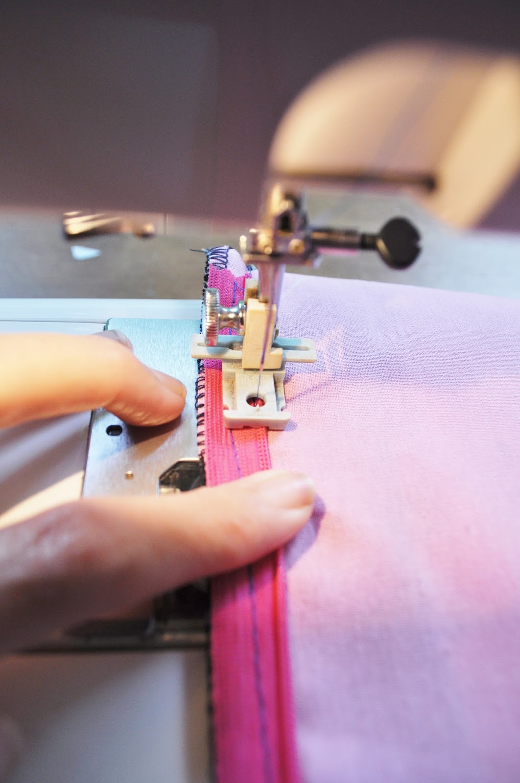 Bloom's Endless Summer: Tutorial: invisible zipper in a V-back dress