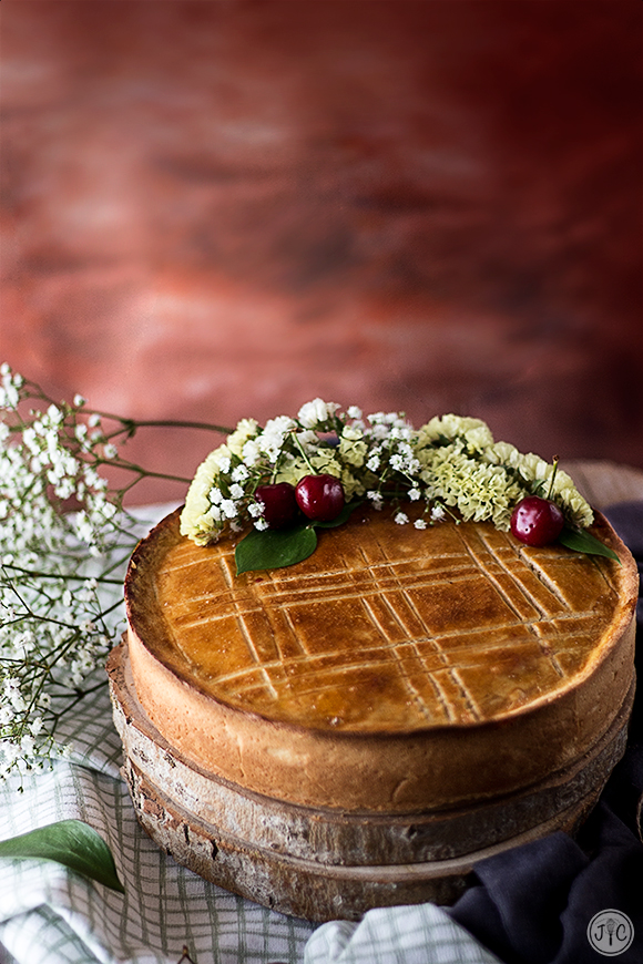 Pastel vasco tradicional, relleno de crema y cerezas - Jaleo en la Cocina