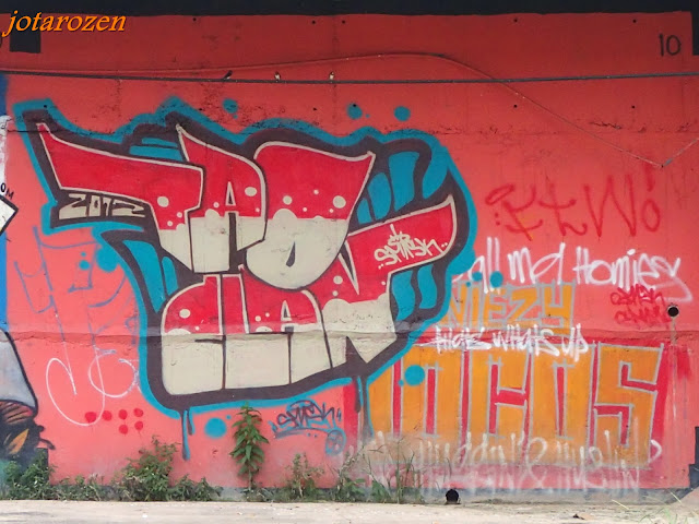 Footsteps - Jotaro's Travels: Photo Gallery - Graffiti Street Art ...