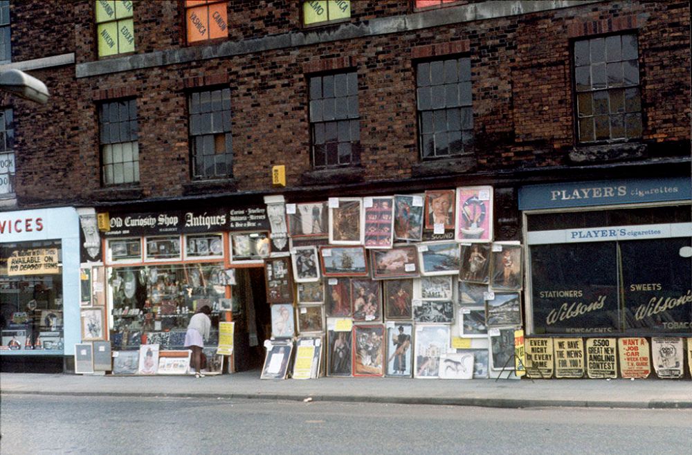 30 Fascinating Color Photographs Capture Street Scenes of Manchester in ...