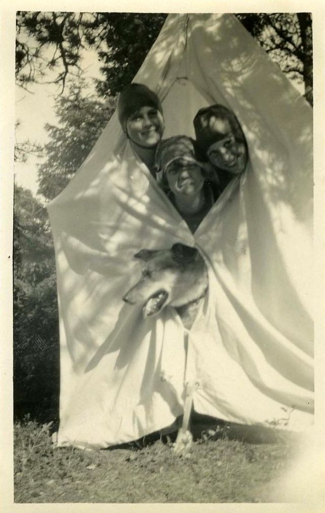 35 Found Snaps Capture Hilarious Moments of People in the Early 20th ...