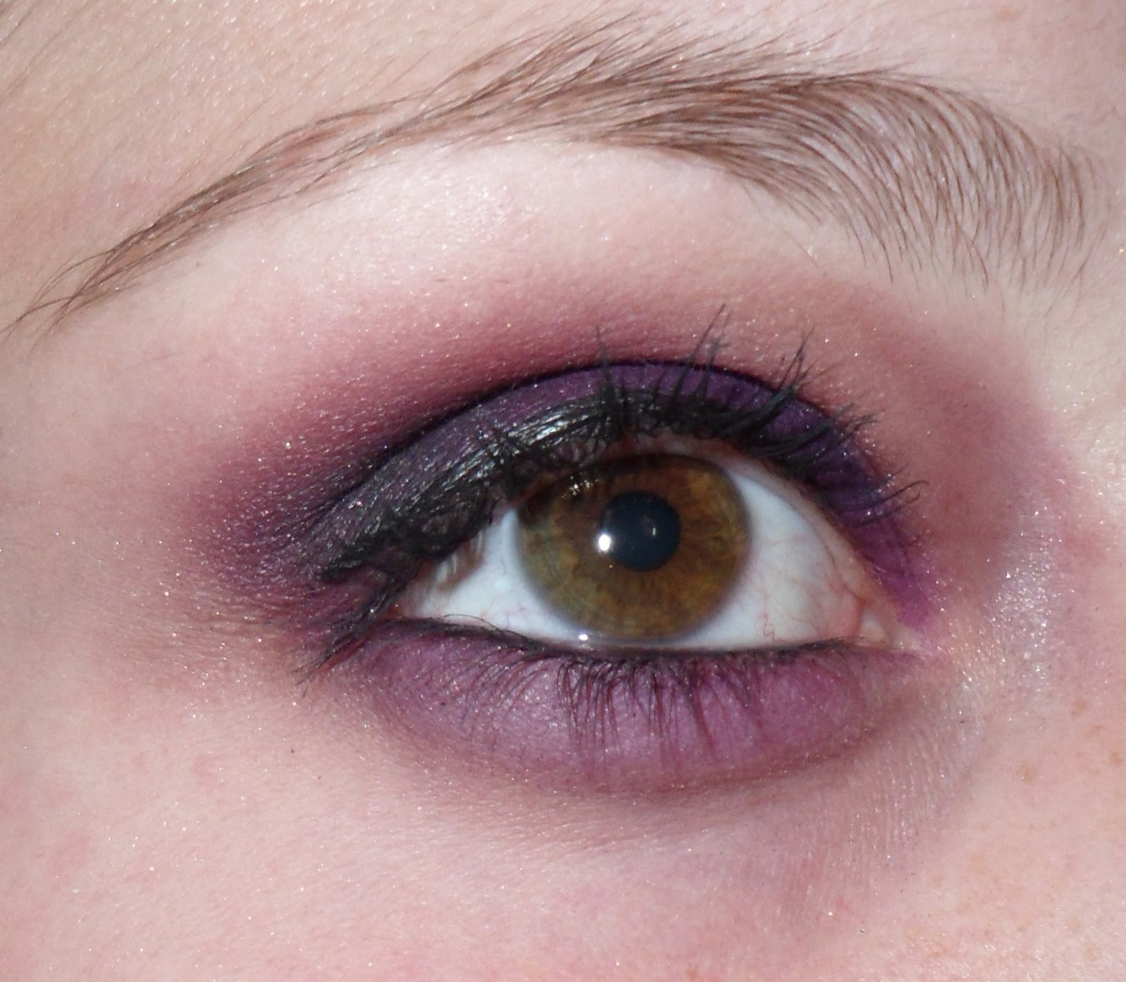 Luhivy's favorite things: Halloween makeup : Tormented Vampire Eyes