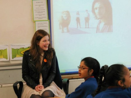 Georgie Henley Team: Fotos de Georgie visitando Copthorne Primary School