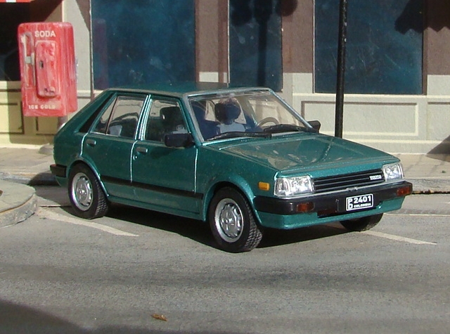 CRUISER - Clásicos en escala 1/43 (1:43 Classics): MAZDA 323 (1983)