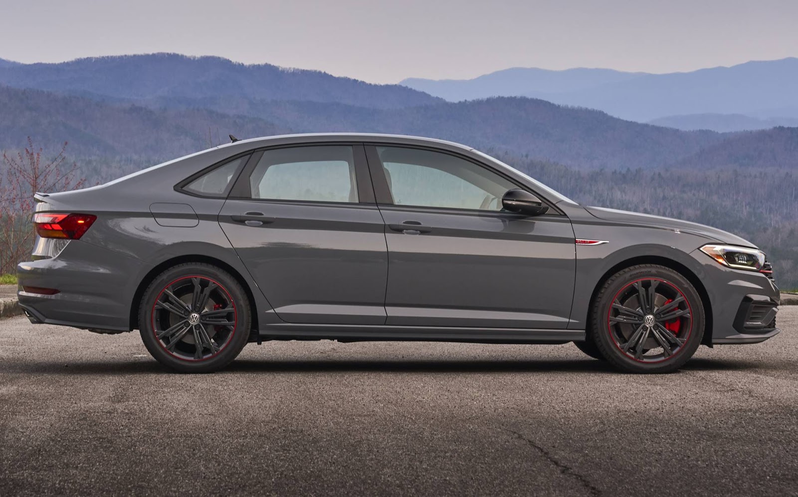 Novo VW Jetta 2.0 GLi 2020 é um Golf GTI com porta-malas