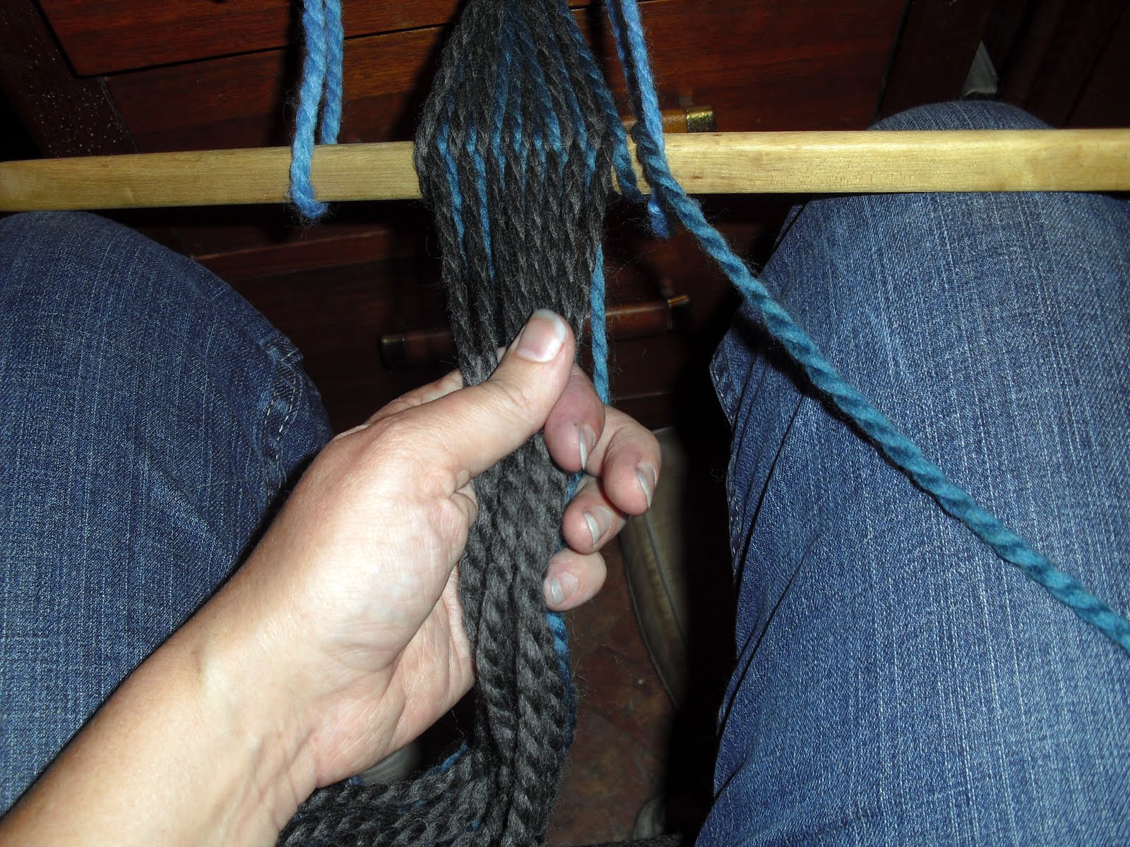 Tangible Daydreams: Tutorial: Finger Weaving, Beginner's Diagonal Weave