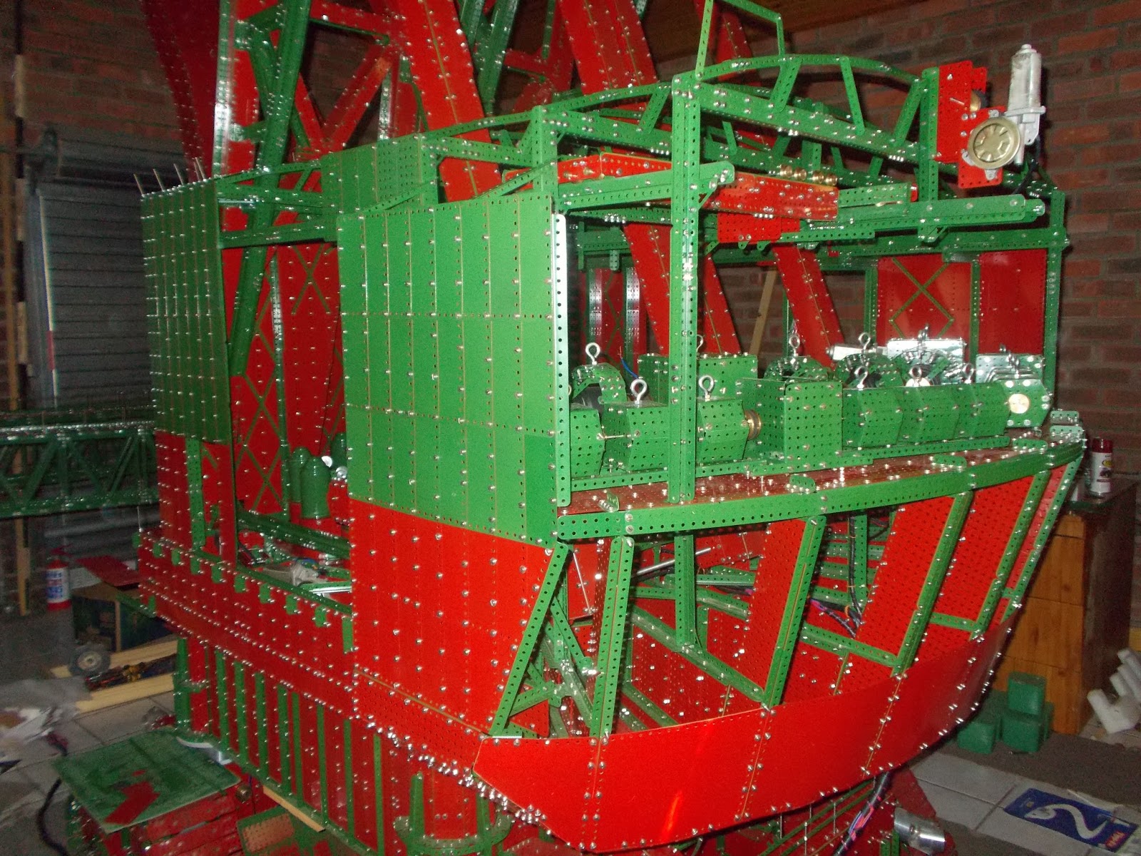 Mighty Meccano Marion 6360: Follow the construction of this ultra-large ...