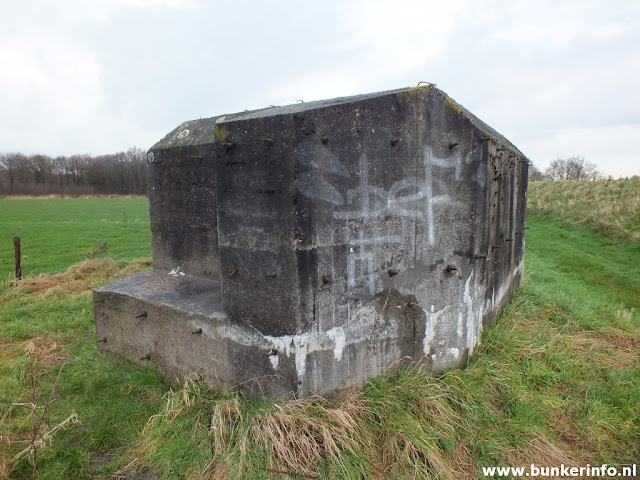 BUNKERINFO - Bunkers, Info, Foto's, Locaties en Meer!!!: Grebbelinie: B Kazemat - GLB06