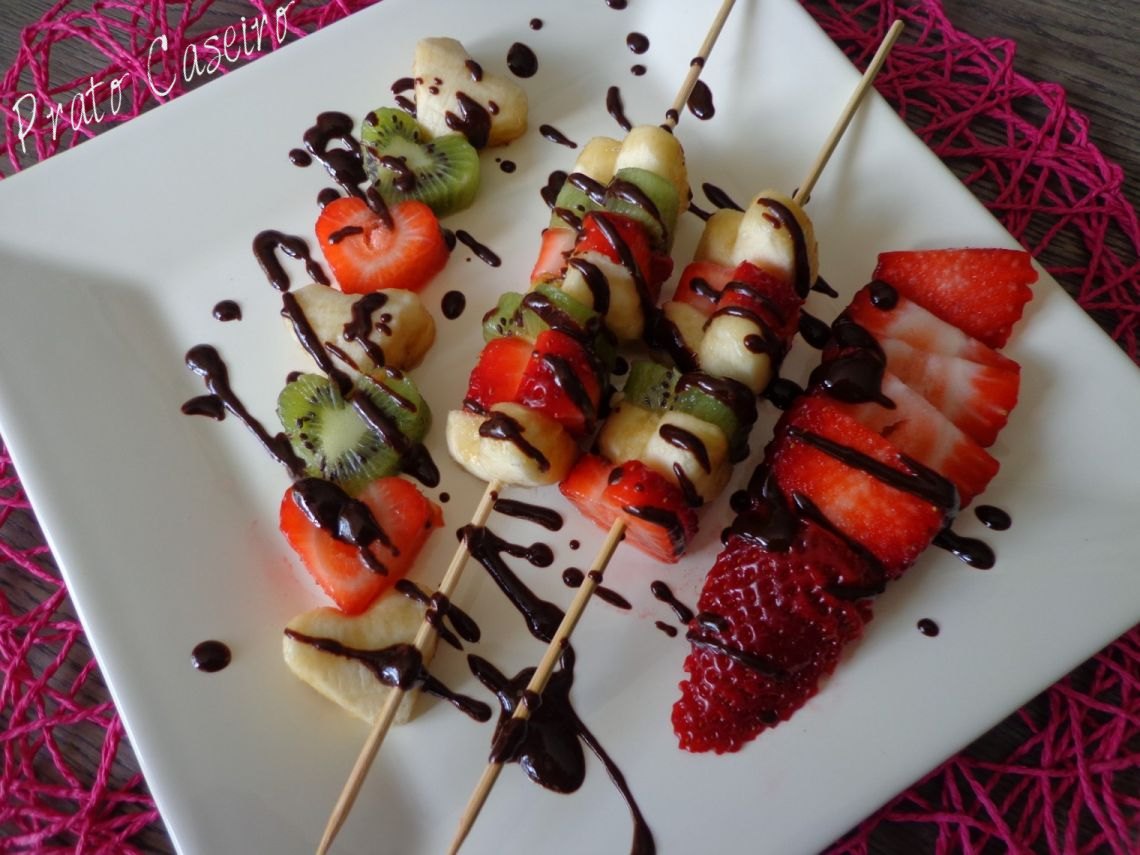 Prato Caseiro: Espetadas de fruta com topping de chocolate