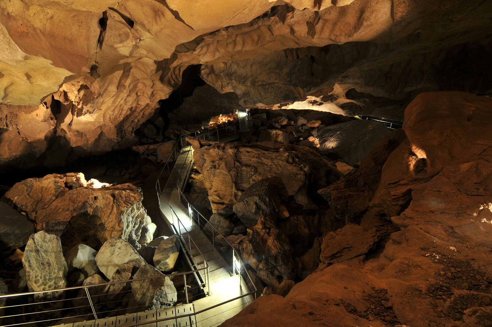 Alhamra Village In Oman: Al Hota Cave