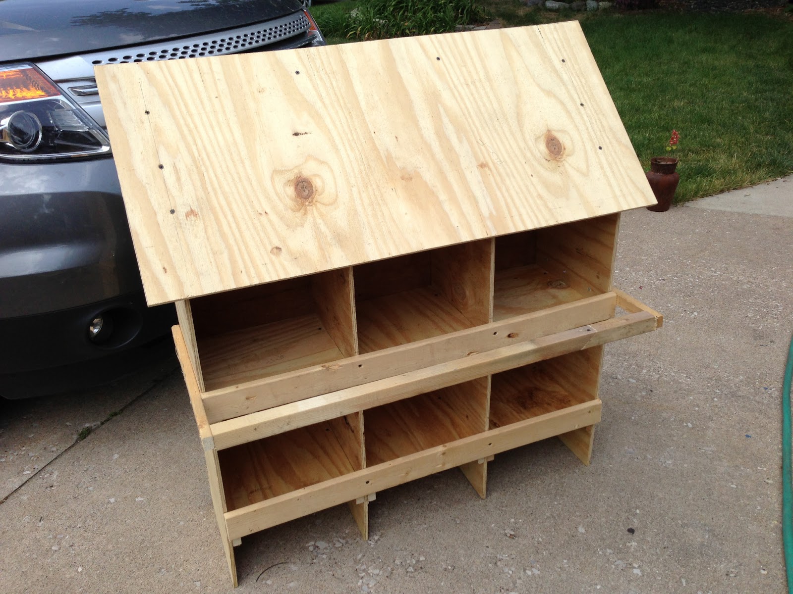Joe's Garden Journal: A Low cost, easy to build, chicken nest box design