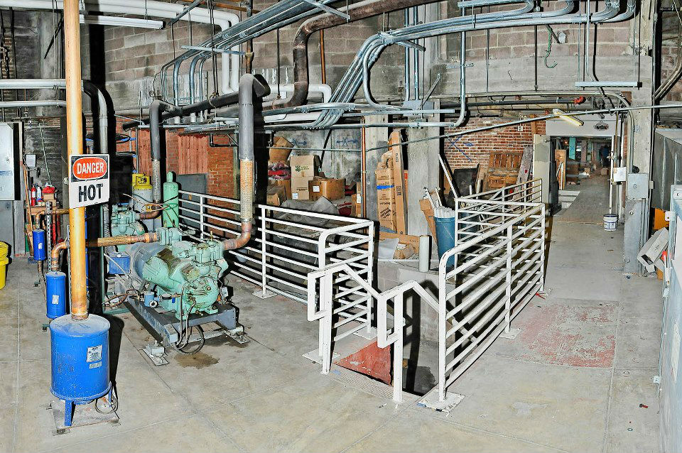 Los Angeles Theatres: Grauman's Chinese: basement backstage