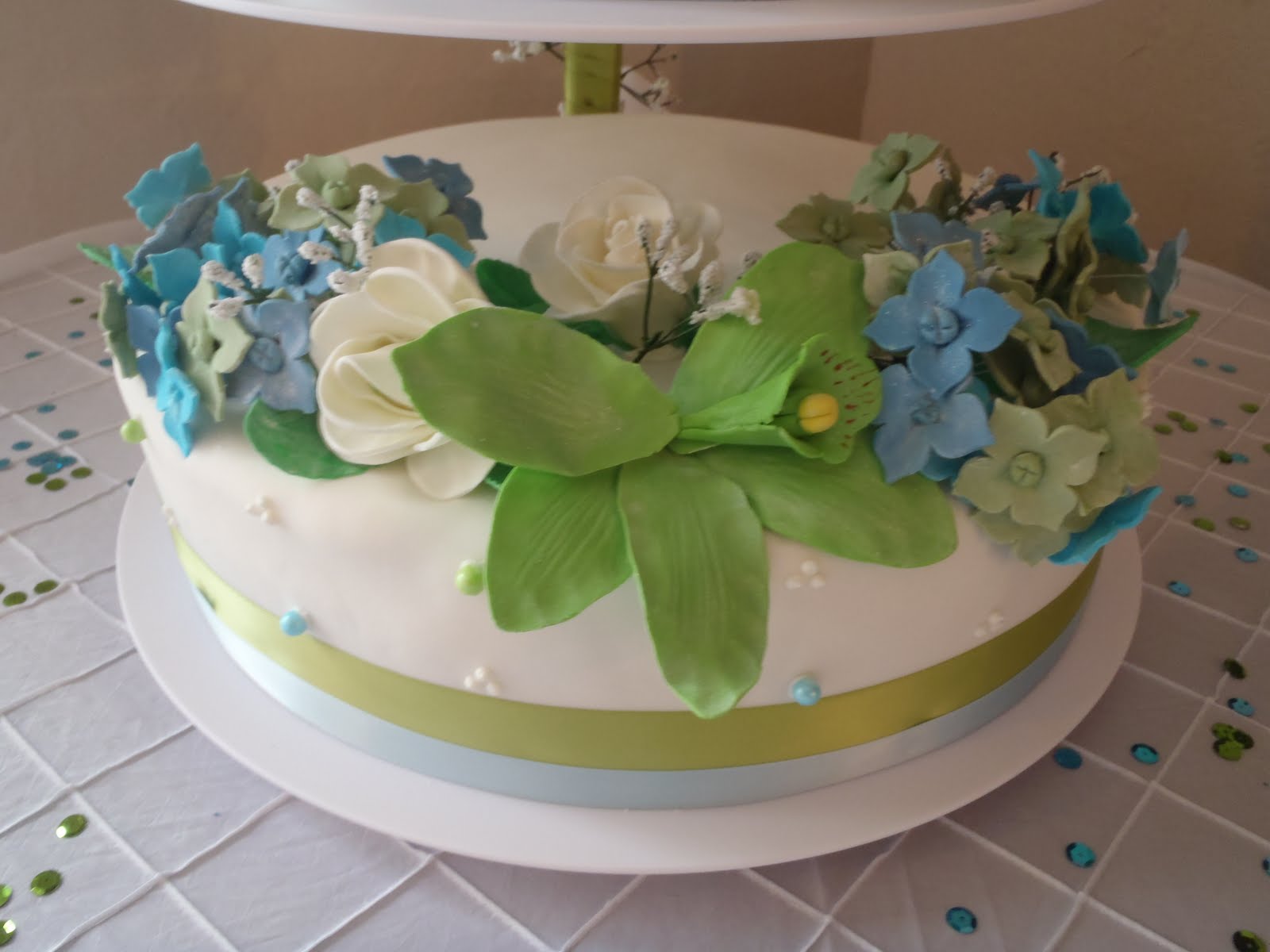 Love Dem Goodies: Floating Wedding Cake with Edible Flowers