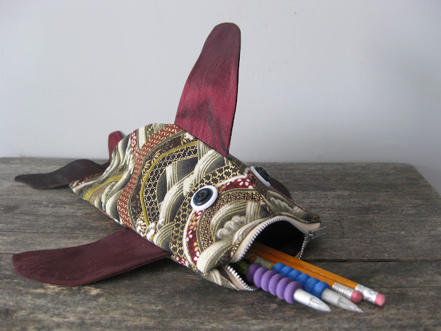 lindapendante dreams: Zip Lipped Fish Pouch With Tutorial