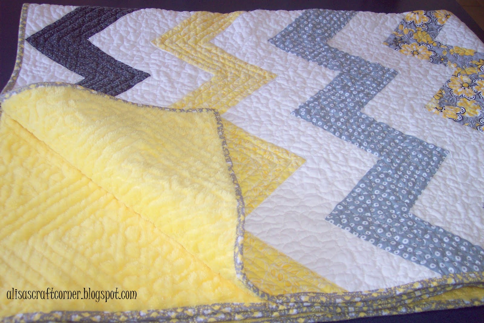 Alisa's Craft Corner: Ombre Chevron Quilt, HST Method