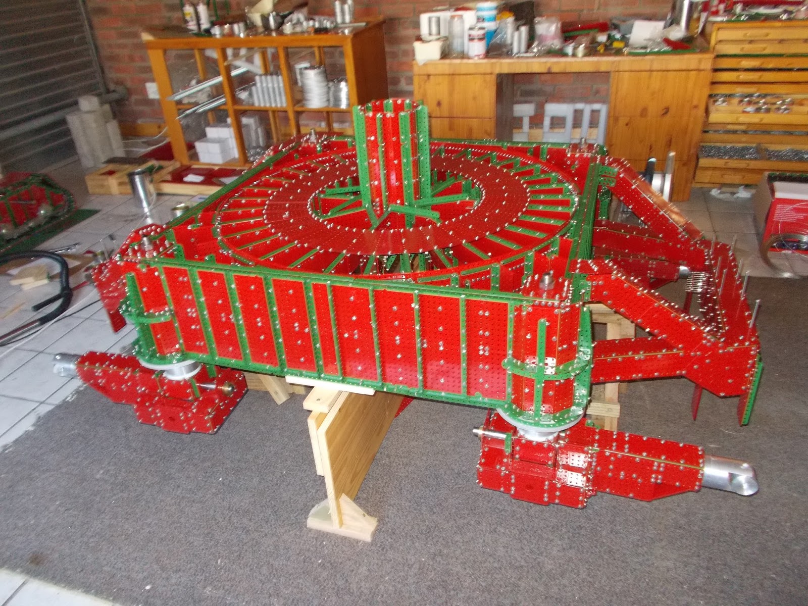 Mighty Meccano Marion 6360: Follow the construction of this ultra-large ...