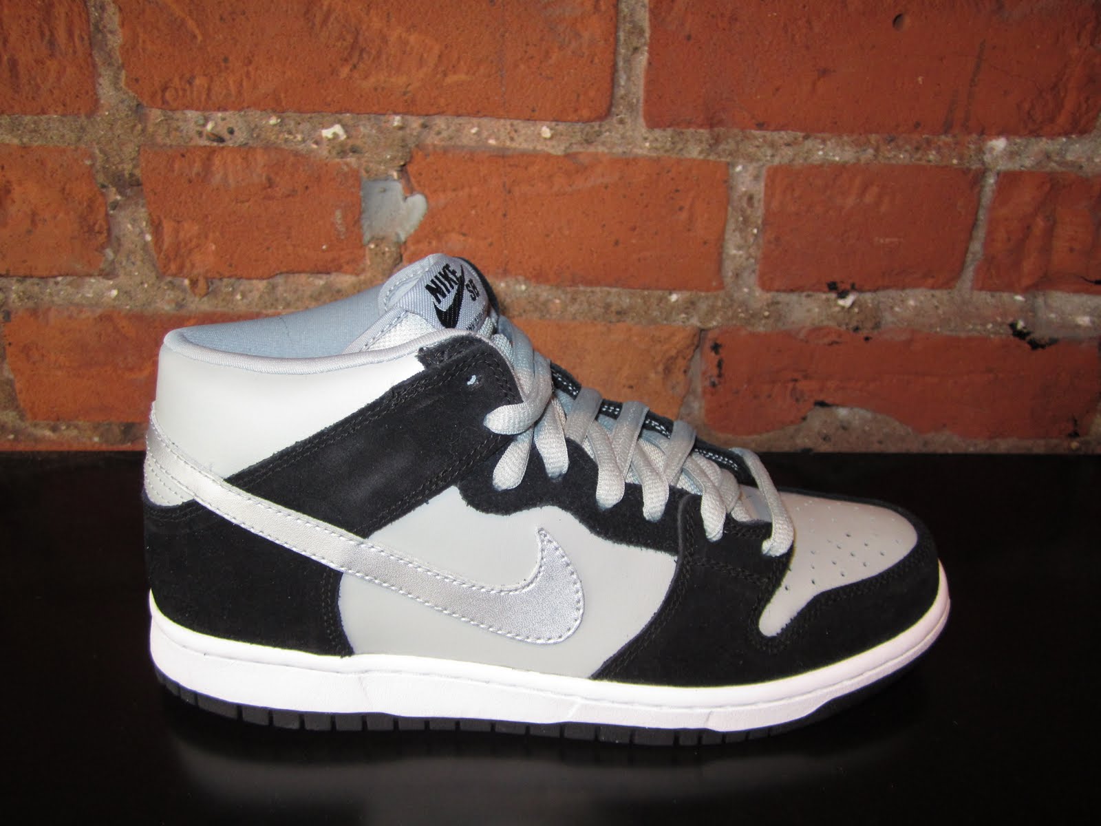 FLAT SPOT SKATE SHOP: NIKE SB DUNK MID AKA RAIDERS