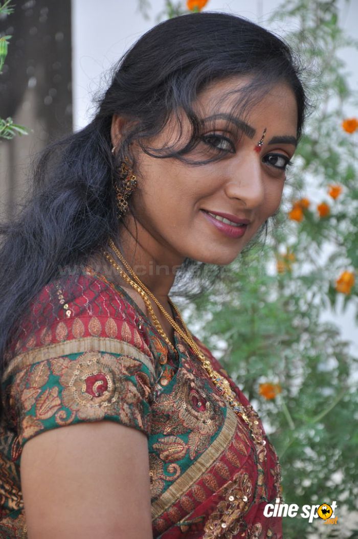 Aamani Latest Hot Wallpapers-SantaBanta-Hungama : Wallpapers of ...