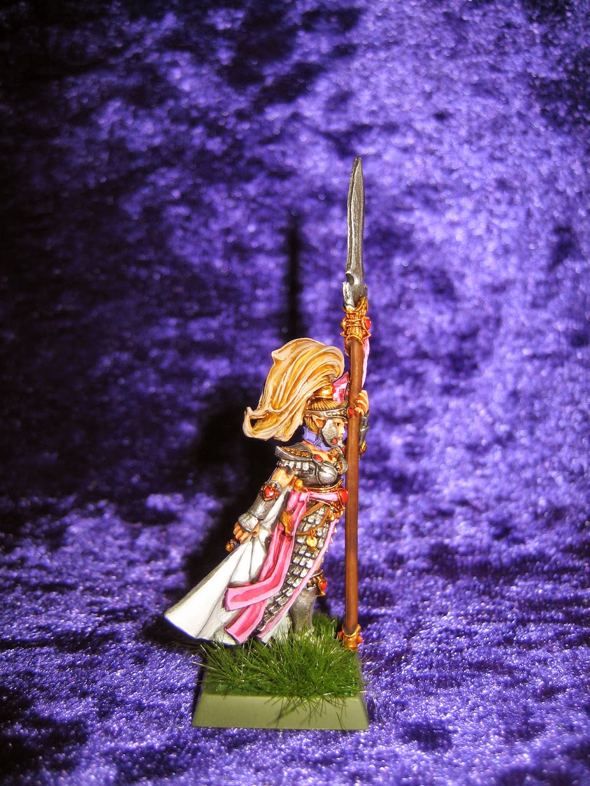 Making miniatures with Mario: High Elves Handmaiden of the Everqueen ...