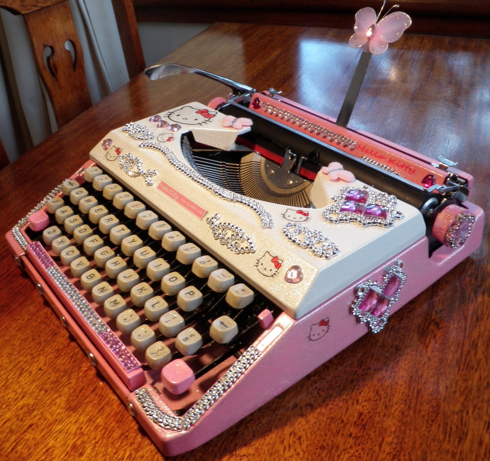 oz.Typewriter: 1969 Pop-Art Typewriter Meets 2014 J-Pop