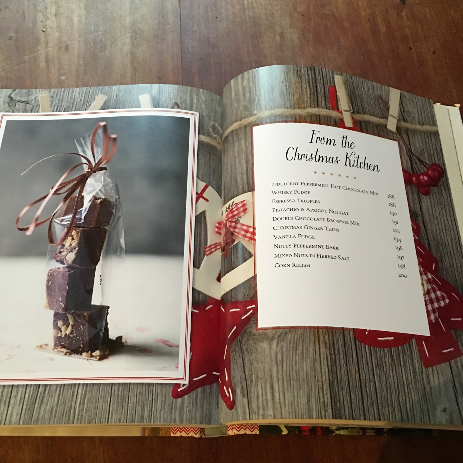 The ultimate book for Christmas - Christmas Recipes & Crafts from Parragon