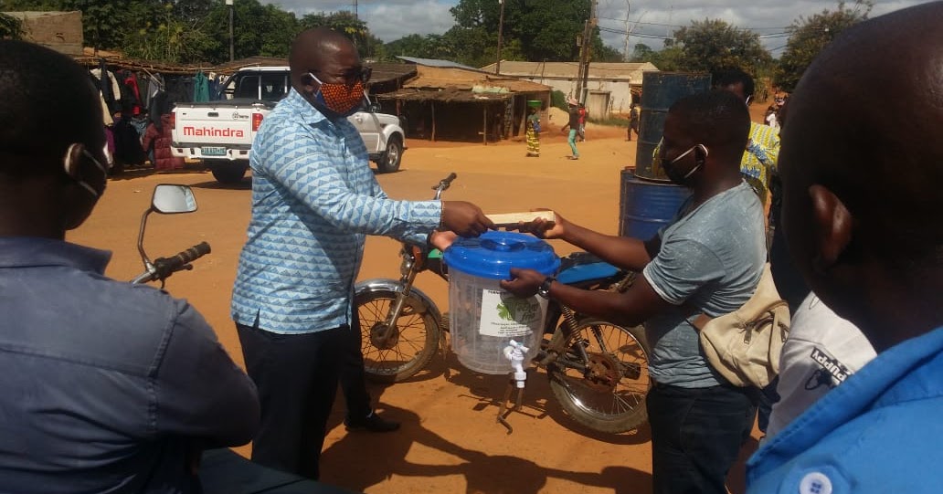 Administrador do Distrito de Ribáuè distribue 100 máscaras aos ...