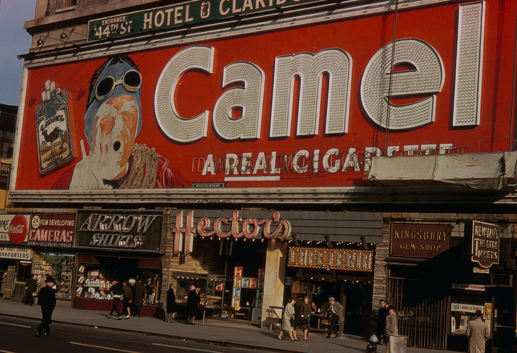 Times Square 1943, Smoking camel sign
