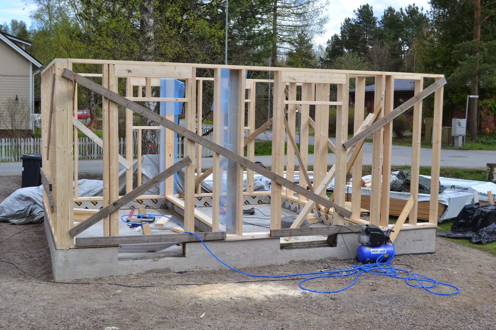 Talo Talvituulikki: Autokatoksen runkopystytys