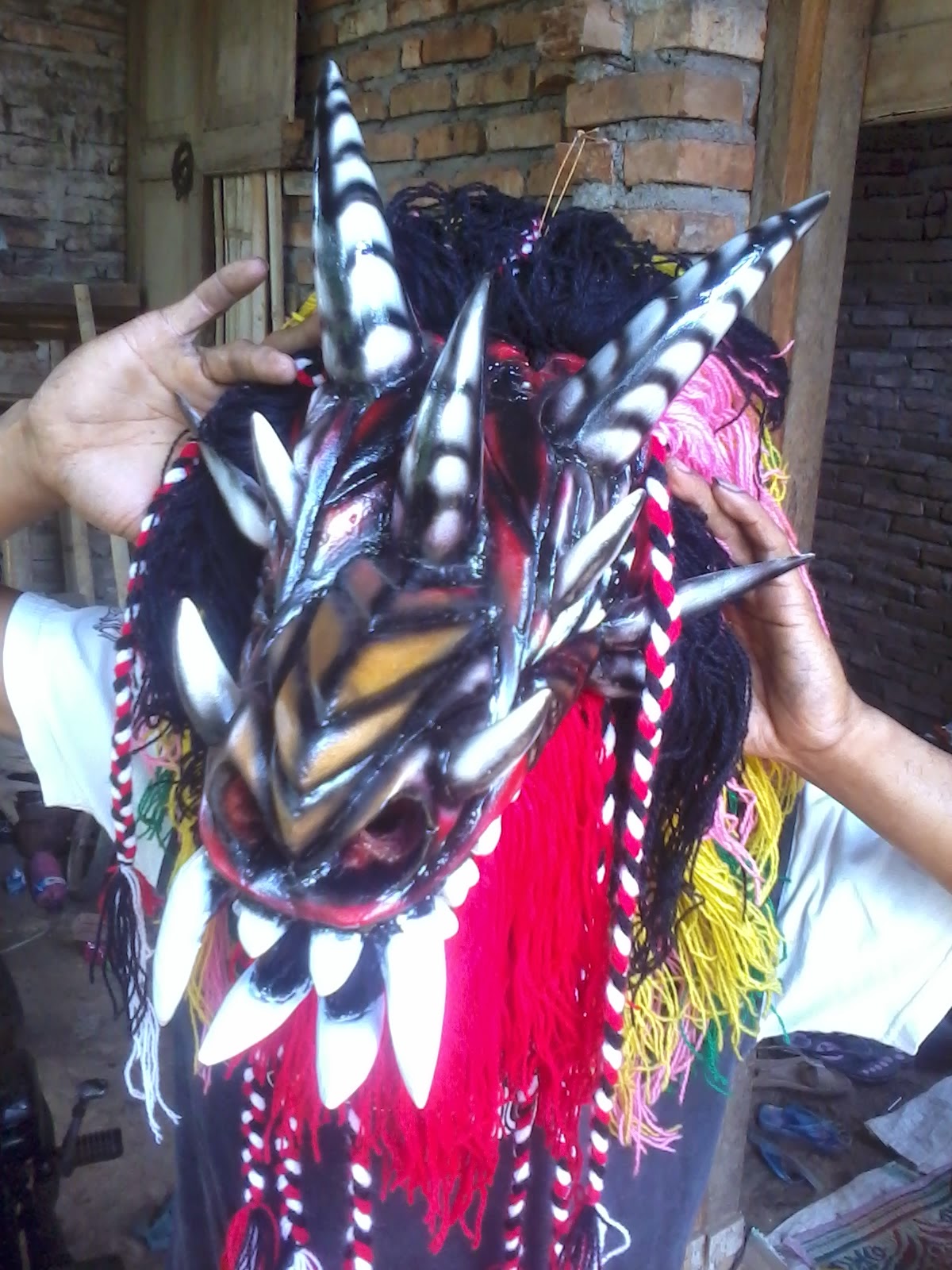 Topeng Buto, Hiasan Dinding, Ukir kayu